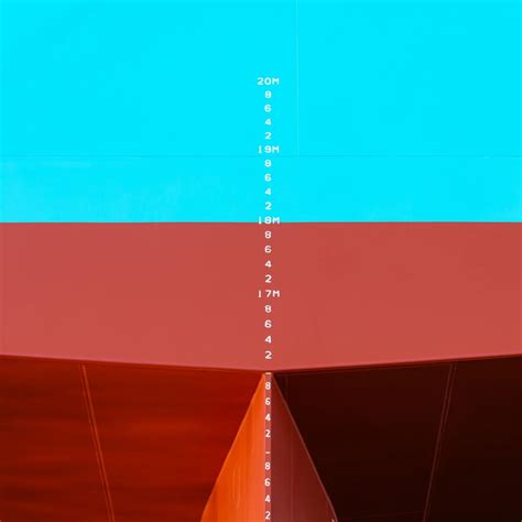 Hd현대중공업 유려한 선의 흐름 정교한 디테일 Hd현대중공업이 건조한 선박은 품격이 다릅니다 매끄러운 곡선과 밝은 도장 색이 흘수표와 어우러져 마치 기하학적 예술