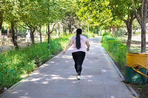 여름 공원에서 야외에서 달리는 과체중 인도 여성의 뒷모습 뚱뚱한 아가씨 조깅 플러스 사이즈 피트니스 라이프 스타일 체중 감량 전체 길이 샷 파워 워킹에 대한 스톡 사진 및