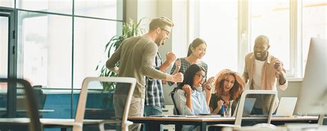 직장에서 프로젝트의 성공을 축하하는 활기찬 젊은이들 18 19세에 대한 스톡 사진 및 기타 이미지 18 19세 20 24세 25 29세 Istock