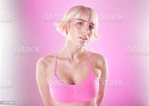 젊은 여성 초상화와 피트니스 Z세대 패션과 운동 분홍색 배경에 트렌디하고 아름다움 모형 공간 웰빙과 여성의 얼굴 안개와 활동적인 젊음과 꿈이 있는 스포츠 스타일 분홍에 대한