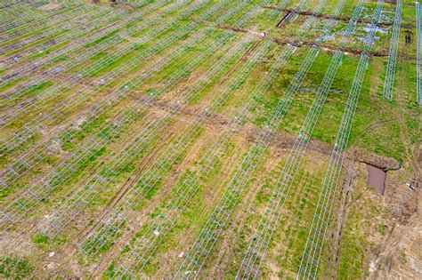 청정 생태 전기 에너지를 생산하기 위한 금속 프레임에 많은 태양 전지 패널이 있는 대형 발전소 건설의 공중 보기 재생 가능 전력원의 개발 0명에 대한 스톡 사진 및 기타