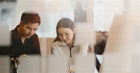 현대 사무실에서 노트북을 가진 두 명의 Ux Ui 디자이너 사진 Unsplash의 테이블 이미지