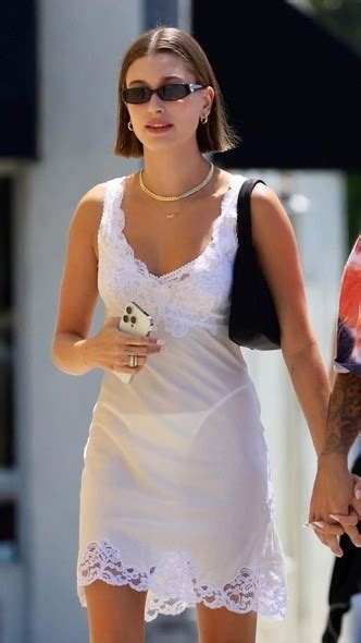 Хейли Бибер отправилась на прогулку в «голом платье — а вы бы рискнули так одеться Marieclaire