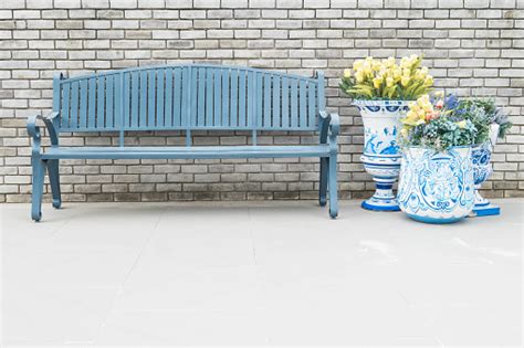 흐린 벽돌 벽에 꽃병에 가짜 꽃과 바닥 질감 배경 복사 공간을 근접 촬영 나무의 자 건축에 대한 스톡 사진 및 기타 이미지 건축 고명 꽃 식물 Istock