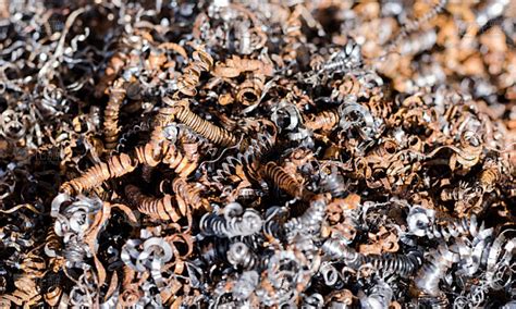 特写扭曲螺旋钢刨花。钻、铣、车行业。