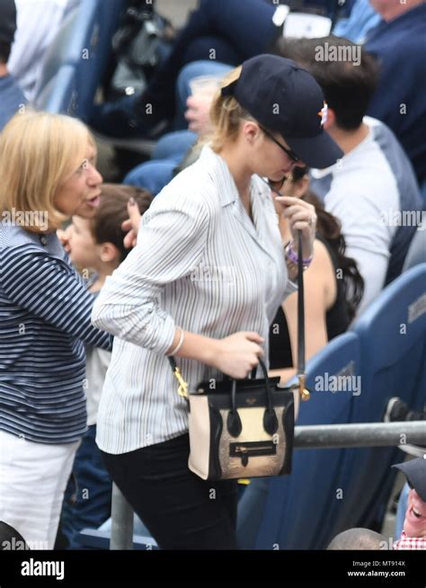 New York Ny Usa 28th May 2018 Kate Upton Watches And Cheers Her