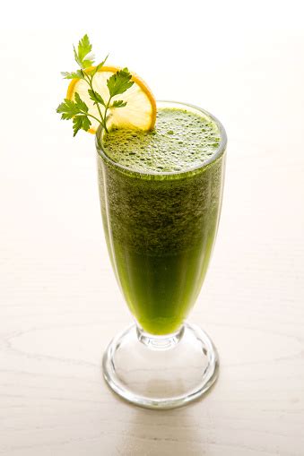 물방울이 있는 투명한 유리에 갈은 브로콜리로 만든 녹색 칵테일 건강하고 수제 레모네이드 흰색 배경에 격리 칵테일 장식 파슬리 레몬 얼음 조각 0명에 대한 스톡 사진 및 기타