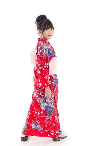 고립 된 흰색 배경에 서 있는 빨간 기모노에 아름 다운 아시아 여자 가을에 대한 스톡 사진 및 기타 이미지 가을 귀여운 기모노 Istock