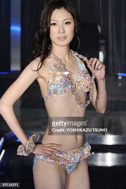 1112 項japanese Swimsuit Models照片檔、高解像度圖片和影像 Getty Images