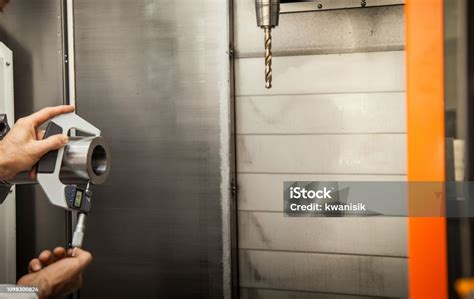 Cnc 기계에 스틸 바 측정 기술자 Cnc 장치에 대한 스톡 사진 및 기타 이미지 Cnc 장치 검사 보기 검사자 Istock