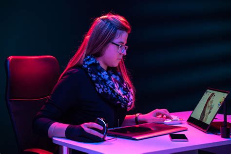 전문 일러스트 레이 터 그래픽 디자이너 작업 사용 하 여 드로잉 노트북 태블릿 터치 스크린 및 수직 마우스 고객 참여에 대한 스톡 사진 및 기타 이미지 Istock