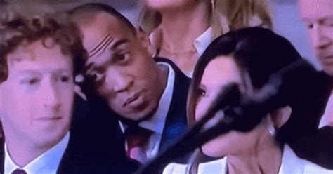 베이조스 약혼녀 옷 속 훔쳐본 저커버그… 트럼프 취임식서 포착