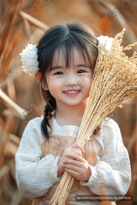 Ai创作图麦田嬉戏 麦田里玩耍 黍离麦秀 芦苇畔 小村姑 乡村小姑娘 抱稻穗的女孩 稻甜儿 麻花辫甜美女孩 蒹葭情深 稻黄时节 芦苇少女 童真纯真 芦苇丛中 唯美小女孩 昵图网