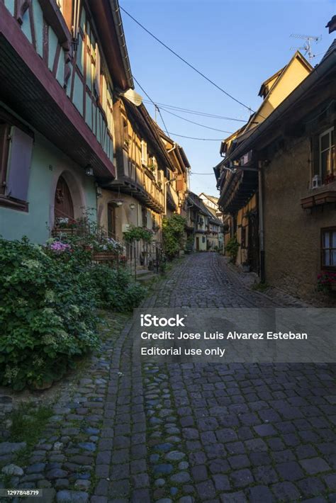 프랑스 알자스 와인 루트에 있는 에구이스하임 올드타운의 전통적인 다채로운 목재 주택 0명에 대한 스톡 사진 및 기타 이미지 0명 Commune