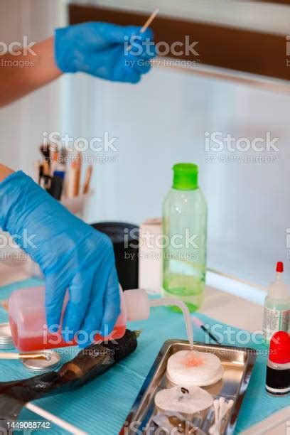문신 개념입니다 미용실에서 영구 화장 절차를 준비하는 문신 미용사를 위한 작업 액세서리 및 도구 건강관리와 의술에 대한 스톡 사진 및 기타 이미지 Istock