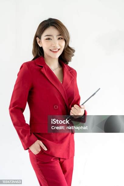 빨간 양복을 입은 젊은 아시아 여성 미소 짓고 디지털 태블릿을 들고 흰 배경 위에 서 있는 회사 직원 긍정적인 감정 표현에 대한 스톡 사진 및 기타 이미지 Istock
