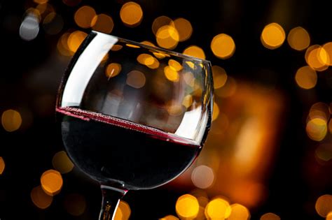 이탈리아 건조 레드 와인 키안티 유리와 와인 병 조명이 있는 어두운 바 배경에 Grenache에 대한 스톡 사진 및 기타 이미지 Grenache Nebbiolo