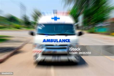 백 미러 구급차 과속에서 사고 응급 구급차 극적인 효과 위해 적용 하는 도시 거리 확대 축소 효과 통해 여행 구급차 응급 처치 추상 모션 블러 샷 구급차에 대한 스톡 사진