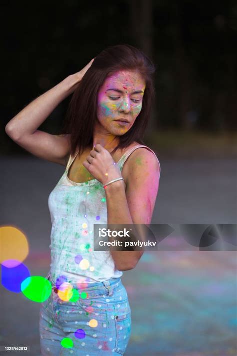 홀리 드라이 파우더와 들고 화환으로 덮여 예쁜 무두질 여자 20 24세에 대한 스톡 사진 및 기타 이미지 20 24세 갈란드 장식품 거리 Istock