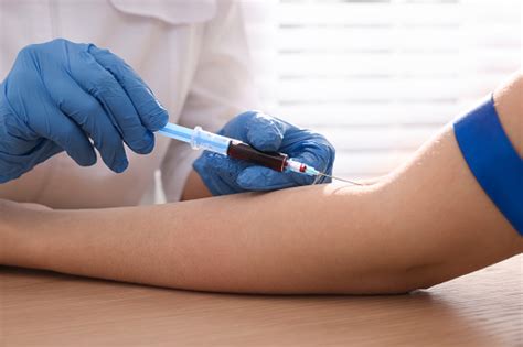 병원에서 주사기로 환자의 혈액 샘플을 그리는 의사 근접 촬영 손에 대한 스톡 사진 및 기타 이미지 손 주입 2명 Istock