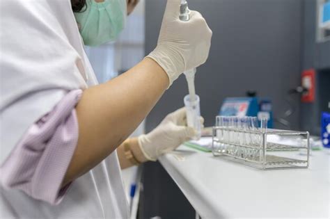 화학자들은 실험실에서 항레트로바이러스제를 찾기 위해 화학물질을 혼합했습니다 혈액에서 바이러스를 감지하는 실험이 발견되었습니다 프리미엄 사진