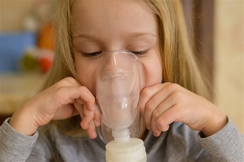 아픈 아이는 집에서 분무기로 흡입을합니다 그는 증기마스크를 들고 있습니다 아이는 기분이 좋지 않습니다 건강 가정 생활에 대한 스톡 사진 및 기타 이미지 Istock