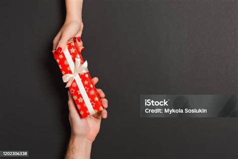화려한 배경에 선물을주고받는 상단보기 남성과 여성의 손에 존재 사랑 개념 복사 공간 12월에 대한 스톡 사진 및 기타 이미지 12월 2명 검은색 Istock