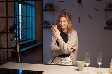 스마트 폰과 부엌에서 젊은 아름 다운 여자 온라인 요리 조리법을 찾고 가정 생활에 대한 스톡 사진 및 기타 이미지 가정 생활 가정 주방 가정의 방 Istock