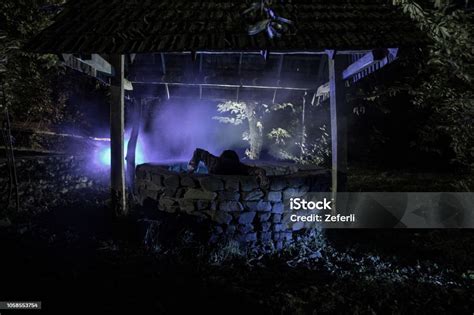 긴 검은 머리와 끔찍한 여자는 우울한 잘에서 서 있다 무서운 할로윈 사진입니다 죽은 좀비 여자 우물에서 올라 선택적 초점 경외감에 대한 스톡 사진 및 기타 이미지 Istock