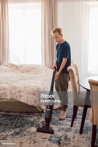 거실에서 카펫을 진공 청소기로 청소하는 소년 현대적인 인테리어 바쁘고 청소하는 날 집 하우스키핑 개념 가사 집안일에 대한 스톡 사진 및 기타 이미지 Istock