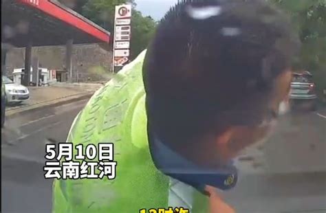 紥馬起跳撲上車頭惹碰瓷式執法質疑 官方：不當攔停「黑車」︱有片 星島日報