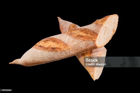 검은 색으로 분리 된 갓 구운 수제 빵 프렌치 브레드 바게트 건강한 식사와 전통 빵집 베이킹 빵 컨셉 건강한 식생활에 대한 스톡