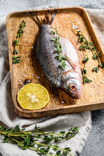 나무 쟁반에 원시 십자가 잉어 강 유기농 물고기입니다 회색 배경입니다 맨 위 보기 갇힌에 대한 스톡 사진 및 기타 이미지 갇힌 강 건강한 생활방식 Istock