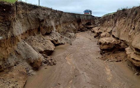 СЭРЭМЖЛҮҮЛЭГ Дархан Уул аймгаас Эрдэнэт рүү зорчих замын 23 24 дахь километрт нуралт үүсээд байна