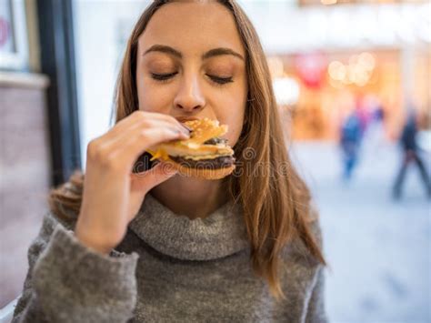 Una Ragazza Carina Mangia Hamburger Fast Food Per Strada Immagine Stock