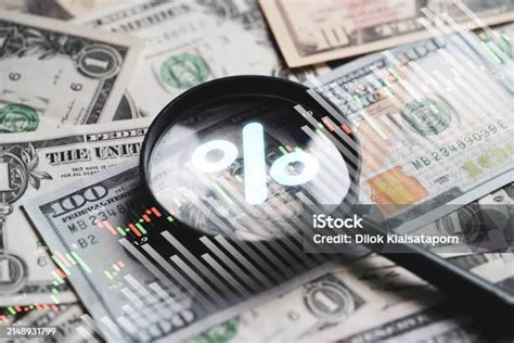 돋보기는 인플레이션 위기 개념을 줄이기 위해 연방 또는 연준의 증가 및 감소 이자율을 위해 업데이트 및 아래쪽 화살표가 있는 100달러 달러 지폐에 초점을 맞춥니다 이율에