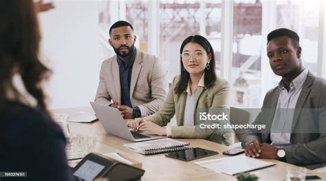 협업 팀워크 또는 비즈니스 사람들이 우리의 비전이나 전략을 함께 계획합니다 다양성 리더십 또는 여성 관리자가 사무실에서 디지털 에이전시 매출 성장에 대해 논의하고 있습니다