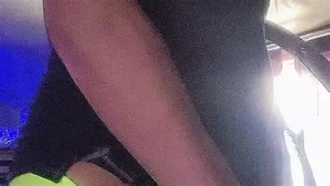 我的病人抱怨他的腿很痛，所以我在办公桌前给他撸管 Xhamster