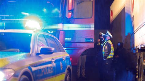 Майка и дъщеря загинаха а синът и две жени са ранени след удара от