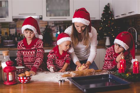 달콤한 유아 아이 그의 더 오래 된 형제 크리스마스 쿠키 집에서 준비 하는 엄마를 돕는 소년 가정 생활에 대한 스톡 사진 및