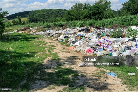 매립지의 전망 매립지 플라스틱 쓰레기 음식물 쓰레기 및 기타 쓰레기 더미 자연의 오염 쓰레기의 바다가 아름다운 풍경을 침범하고 파괴하기 시작합니다 0명에 대한 스톡 사진 및