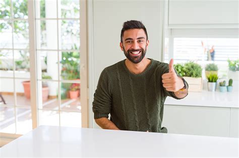 잘생긴 남자 미소 흥분 하 고 엄지 손가락으로 확인 기호를 하 고 긍정적인 제스처와 표정 긍정적인 감정 표현에 대한 스톡 사진 및 기타 이미지 긍정적인 감정 표현 남자