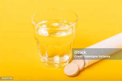 발포성 정제와 노란색 배경에 물 한 잔 비타민 건강 개념입니다 면역 약물 복사를 위한 공간입니다 텍스트를 위한 공간입니다 물에 대한 스톡 사진 및 기타 이미지 Istock