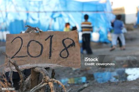 2018 난민 캠프 시리아배경에서 아이 들을 재생 2018년에 대한 스톡 사진 및 기타 이미지 2018년 난민 난민 캠프 Istock