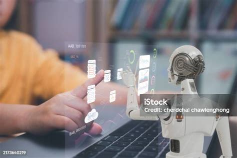 학습 개념 교실에서 컴퓨터를 사용하는 어린이 로봇과 함께 작업 프로그램 및 데이터 차트 분석 또는 생성 아동 기술 개발 및 활동 인공지능에 대한 스톡 사진 및 기타 이미지