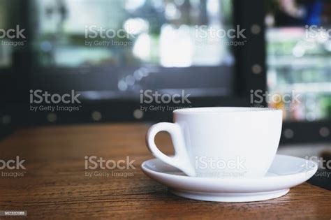 커피 컵 커피가 게 스타일 로프트 밀고 있는 나무 테이블에 배치 됩니다 0명에 대한 스톡 사진 및 기타 이미지 0명 갈색 디자인 Istock