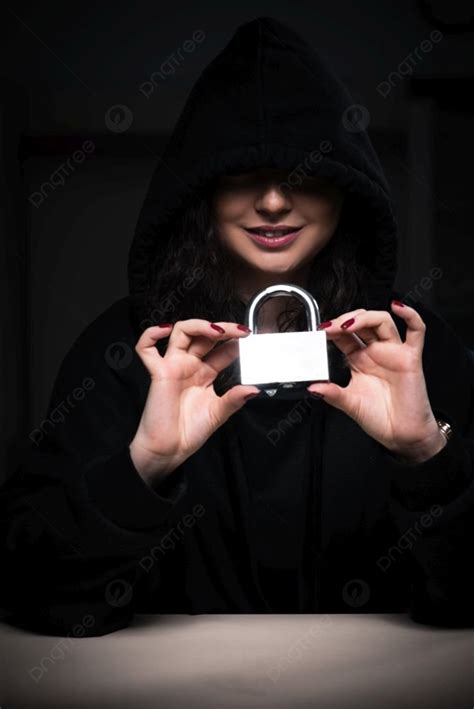 늦은 시간에 보안 방화벽을 해킹하는 여성 해커 늦은 시간에 보안 방화벽을 해킹하는 여성 해커 사진 배경 및 무료 다운로드를위한 그림 Pngtree