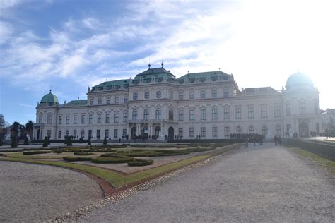 Виена преди Коледа студен полъх с аромат на горещ плодов пунш