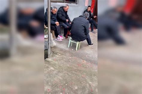 农村大爷村里聊天穿上粉色AJ甚是抓眼