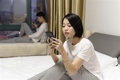 女子在床上玩手机和男子冷战高清图片下载 正版图片500718904 摄图网